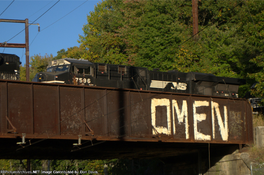 NS ES40DC 7596 trails on 17G